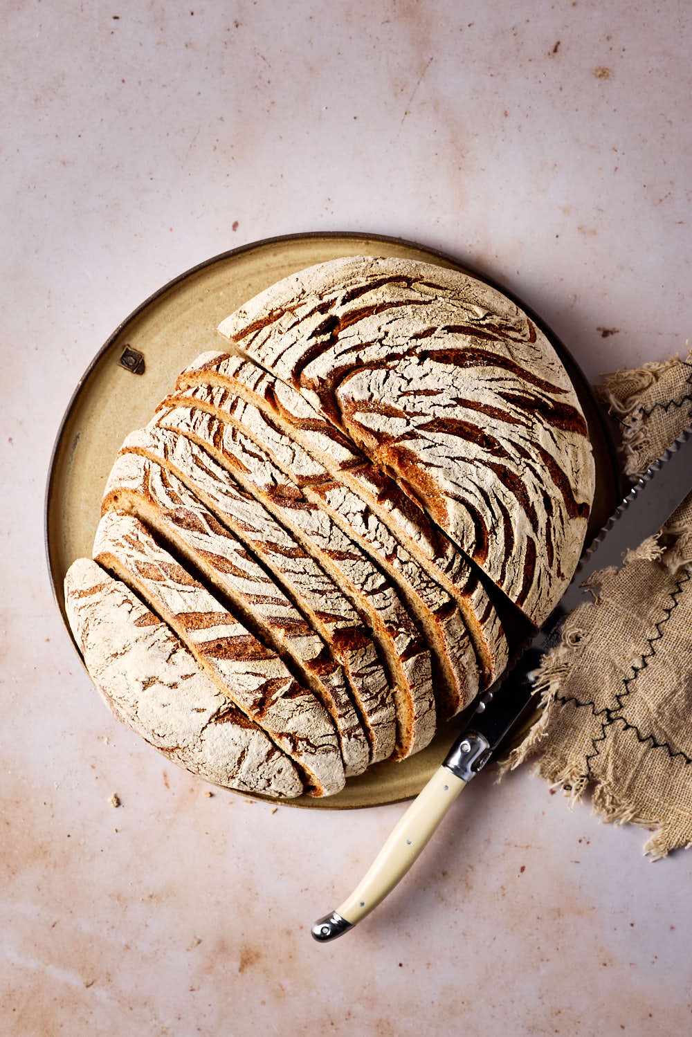 Roggen-Dinkel-Brot mit Sauerteig – einfach, saftig & gelingsicher